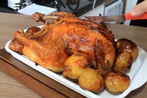Frango Assado de Padaria com Batatas - Amo Gastronomia Brasileira